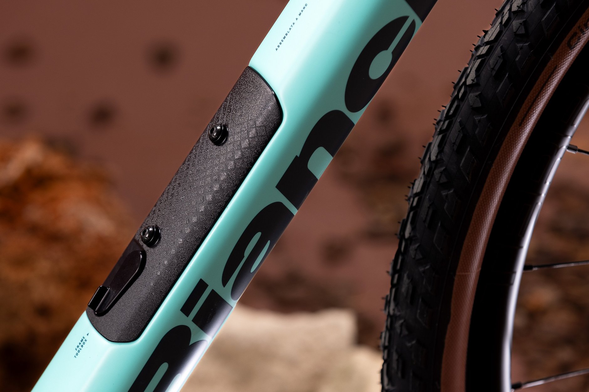 Neues Bianchi Arcadex Gravel Bike: Mit Federgabel und Staufach ins Blaue - Rennrad-News