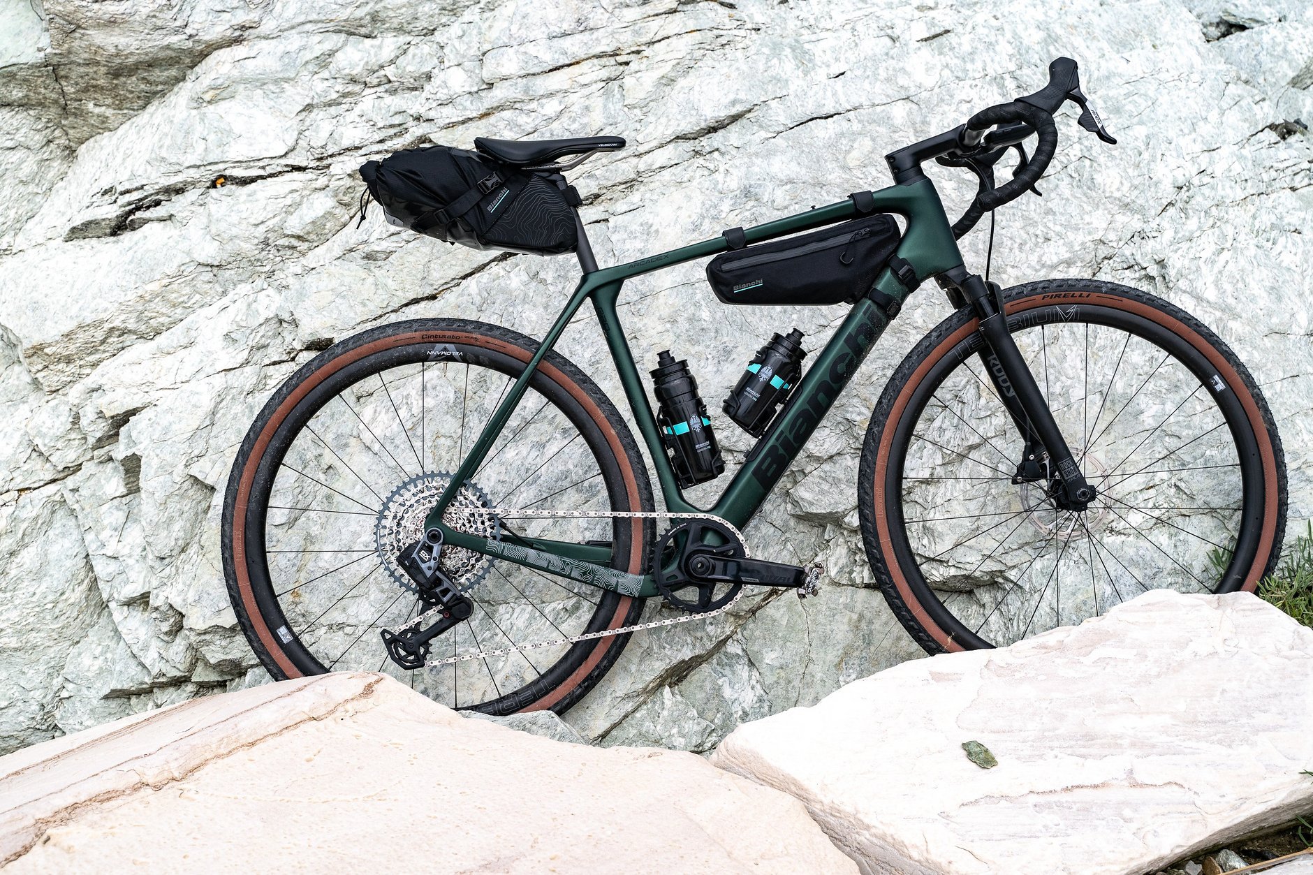Neues Bianchi Arcadex Gravel Bike: Mit Federgabel und Staufach ins Blaue - Rennrad-News