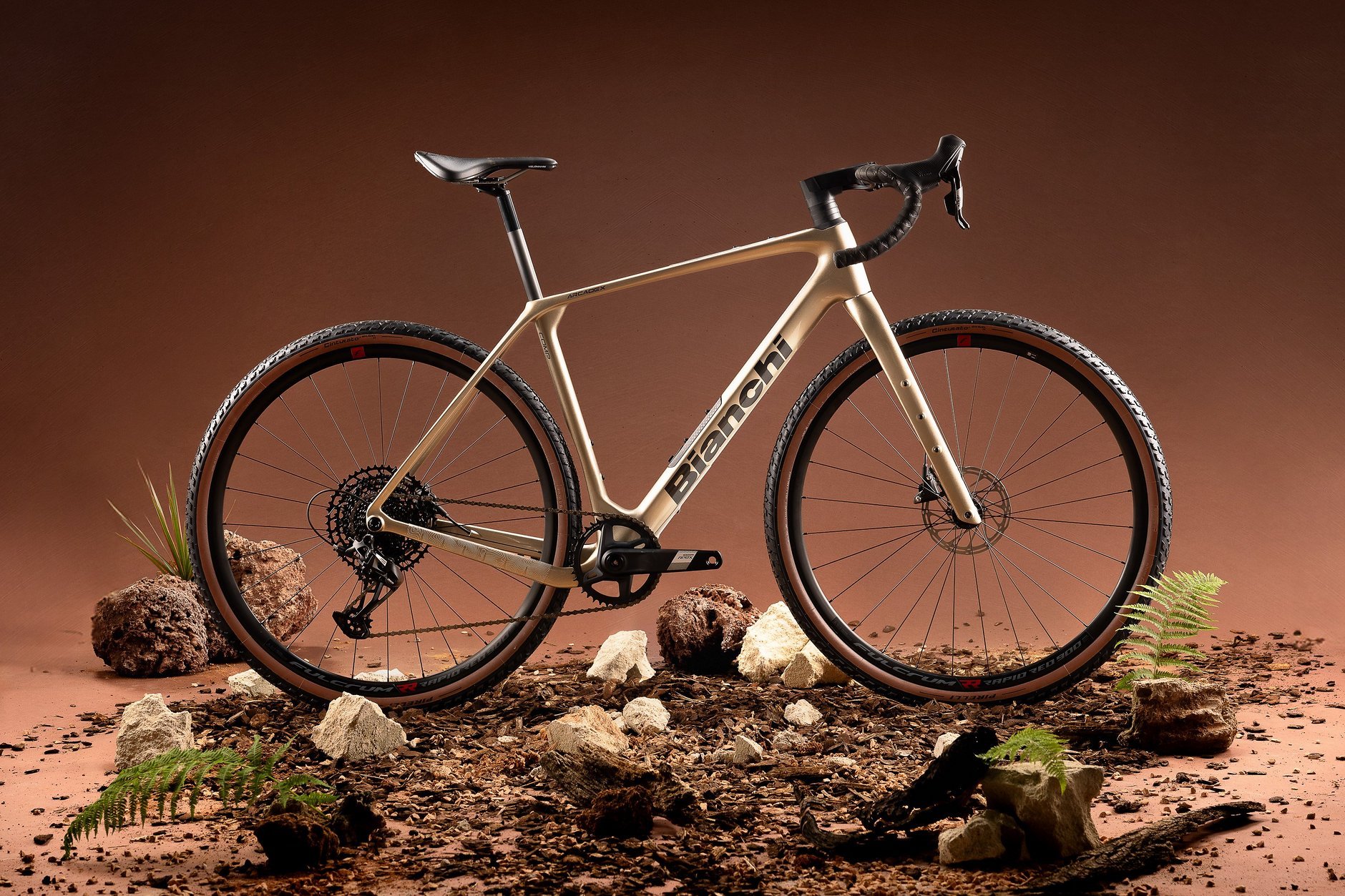 Neues Bianchi Arcadex Gravel Bike: Mit Federgabel und Staufach ins Blaue - Rennrad-News