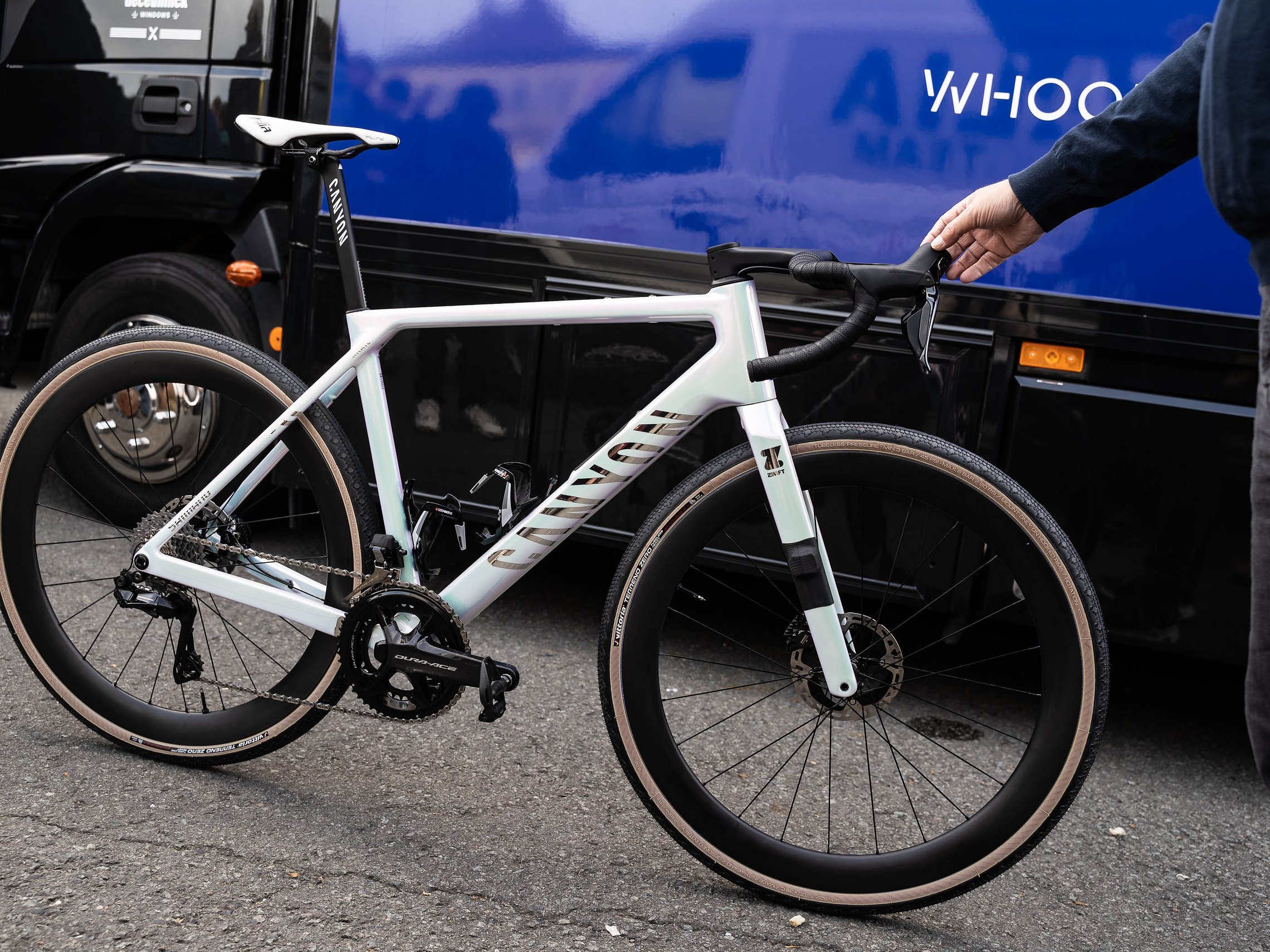 Gravel WM 2024 – Weltmeister Arbeitsgerät: Canyon Grail CFR von Van der Poel - Rennrad-News